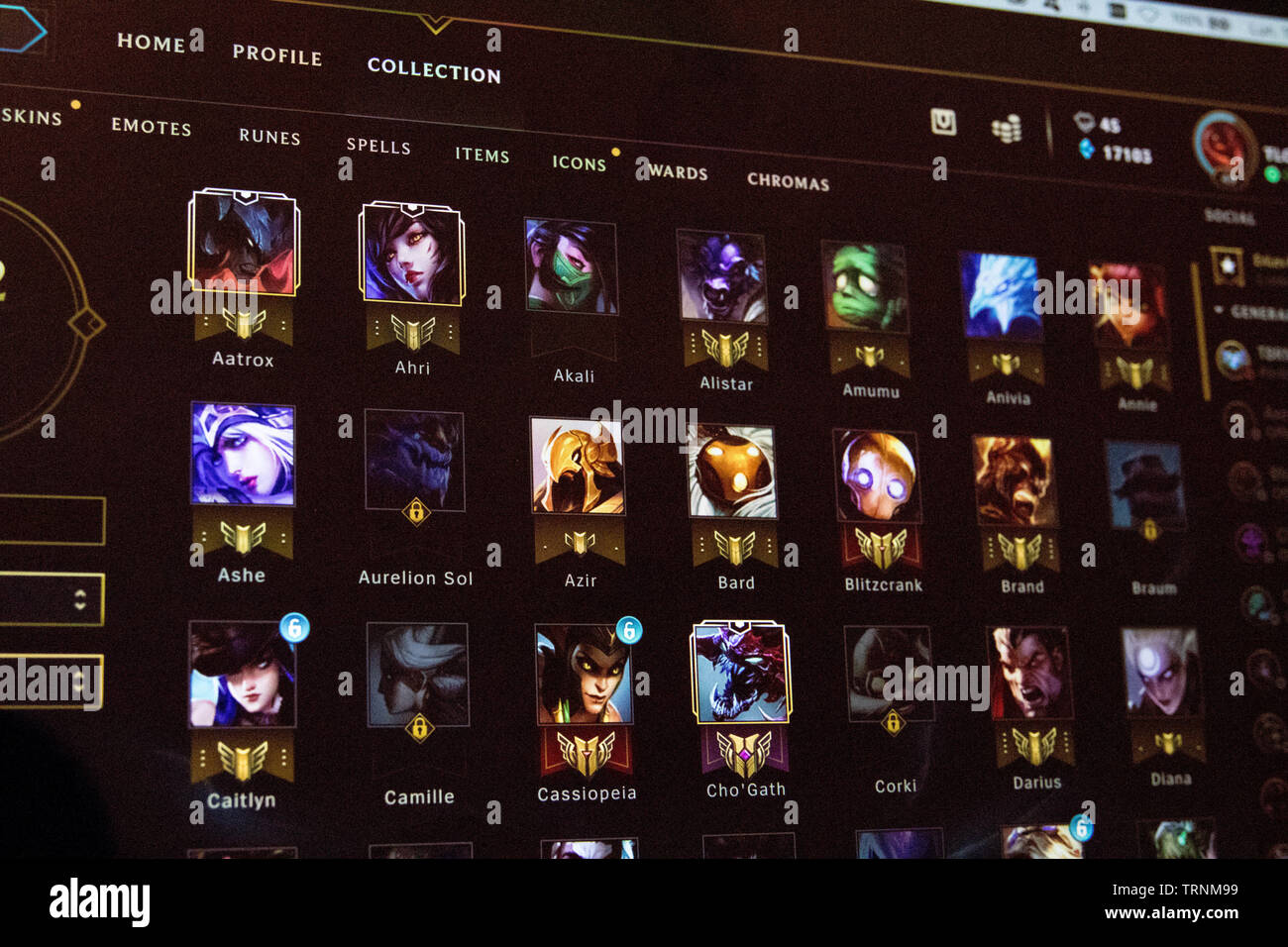 League of legends logo hi-res stock photography and images - Alamy