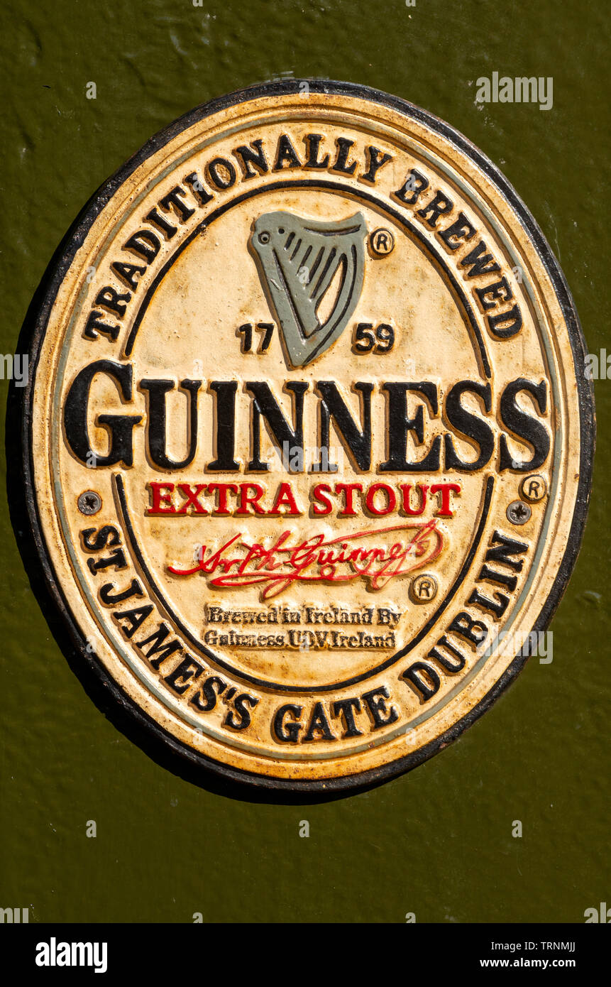 Old guinness sign hi-res stock photography and images - Alamy
