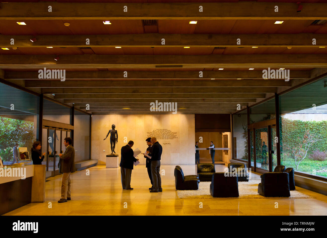 Vestíbulo principal de acceso y estatua de Apolo de Jean-Antoine Houdon ...