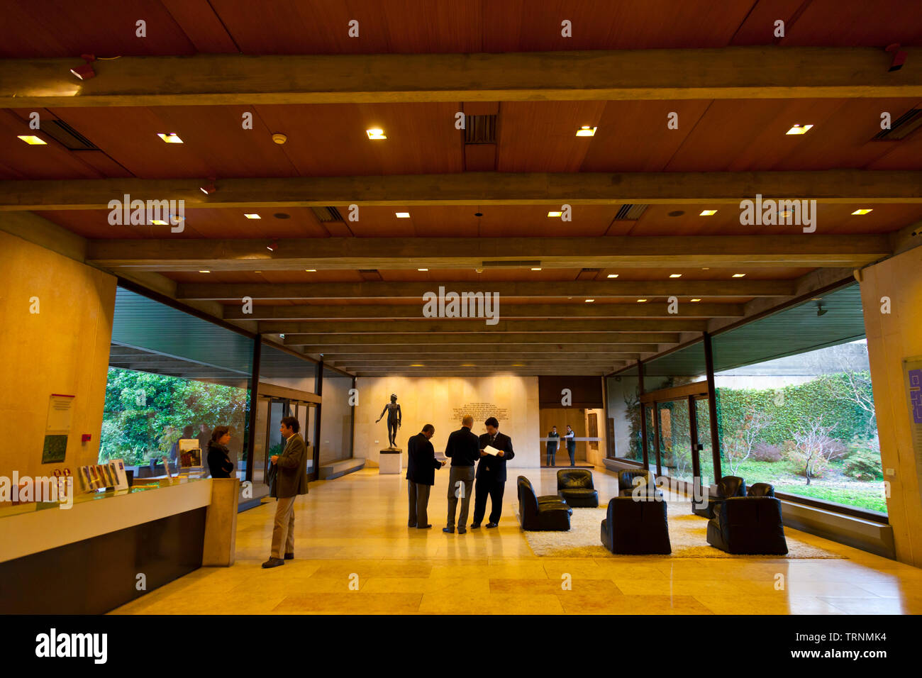 Vestíbulo principal de acceso y estatua de Apolo de Jean-Antoine Houdon ...