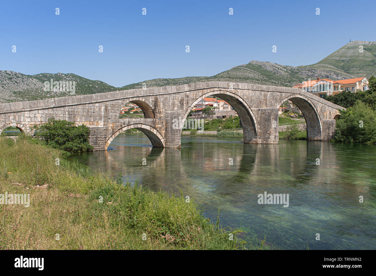 Multiple span arch hi-res stock photography and images - Alamy