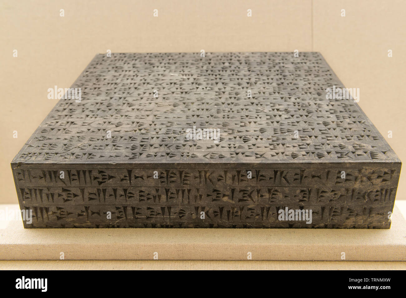 Elamite cuneiform hi-res stock photography and images - Alamy