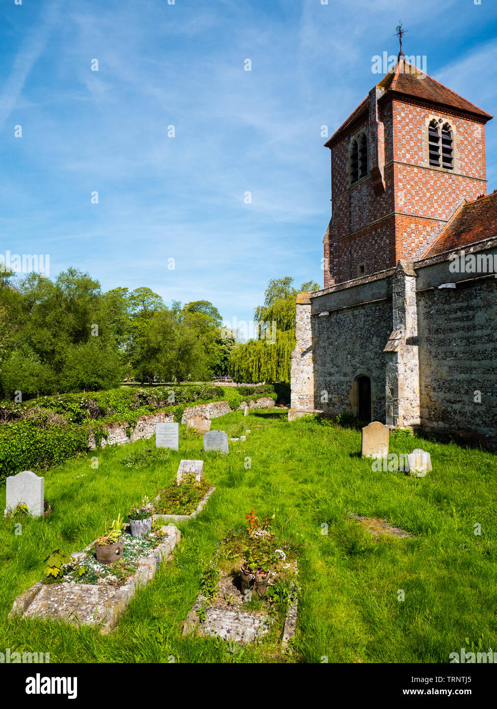 Mapledurham village hi-res stock photography and images - Alamy