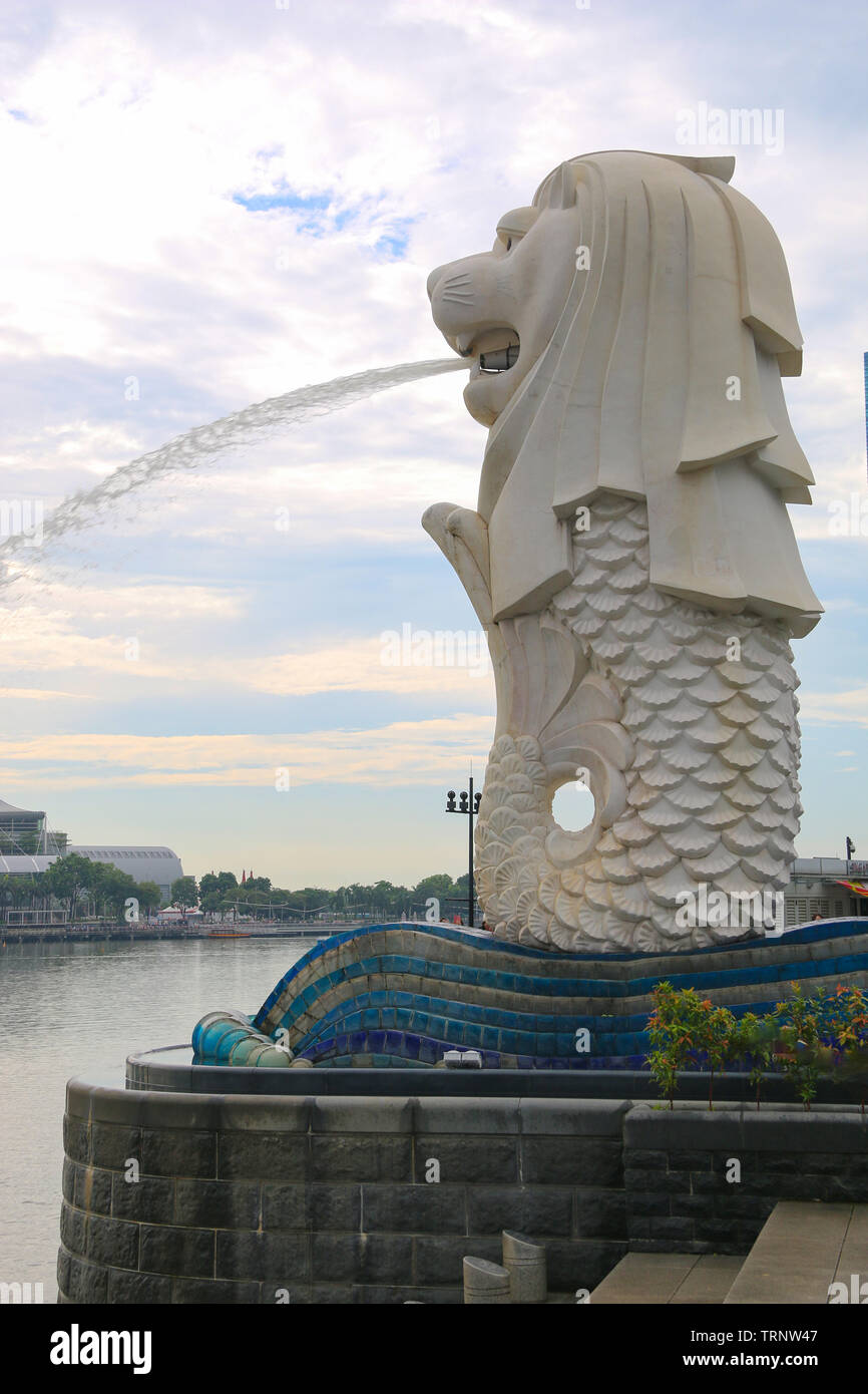 White merlion singapore hi-res stock photography and images - Alamy