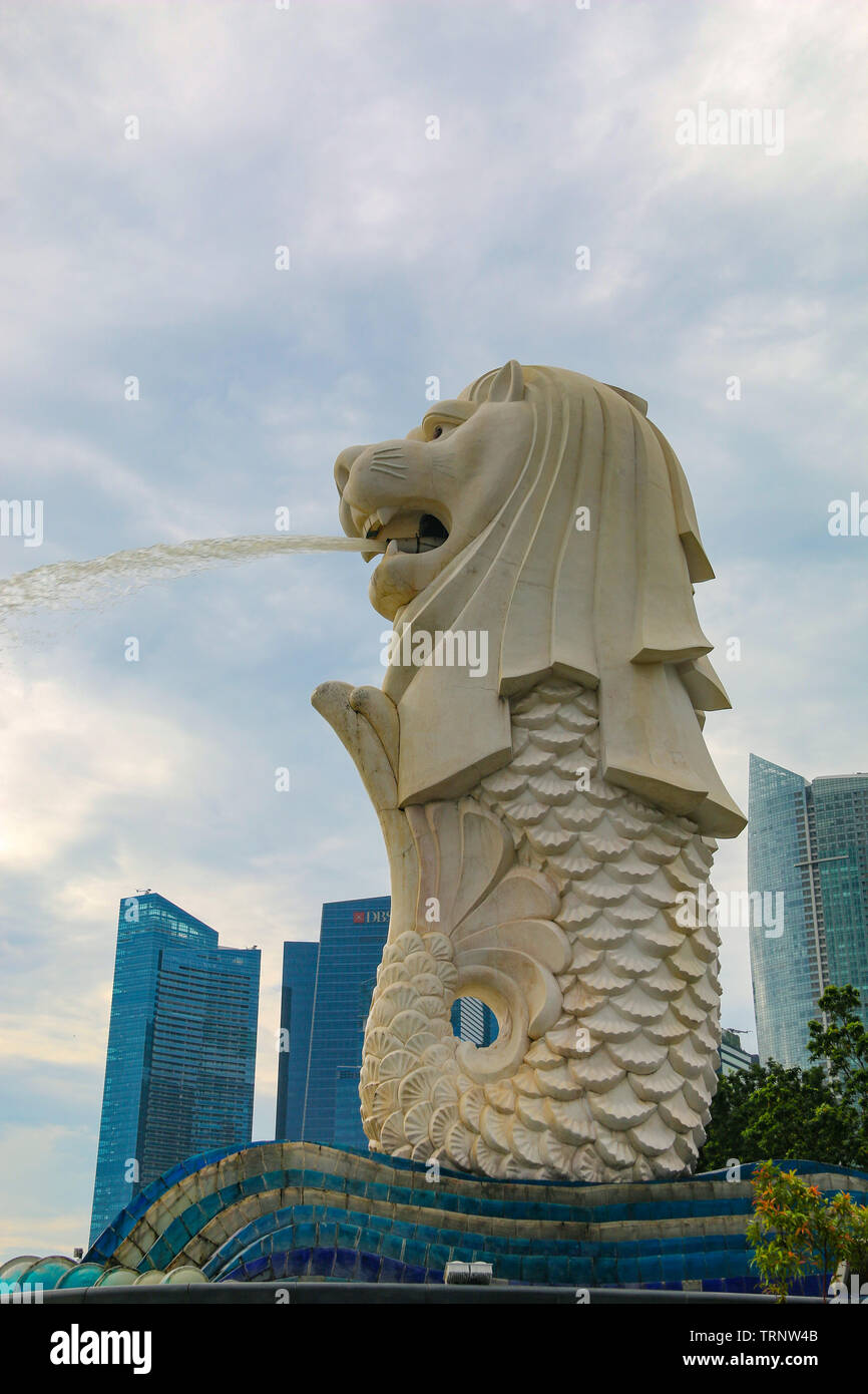 Merlion statue head lion body hi-res stock photography and images - Alamy