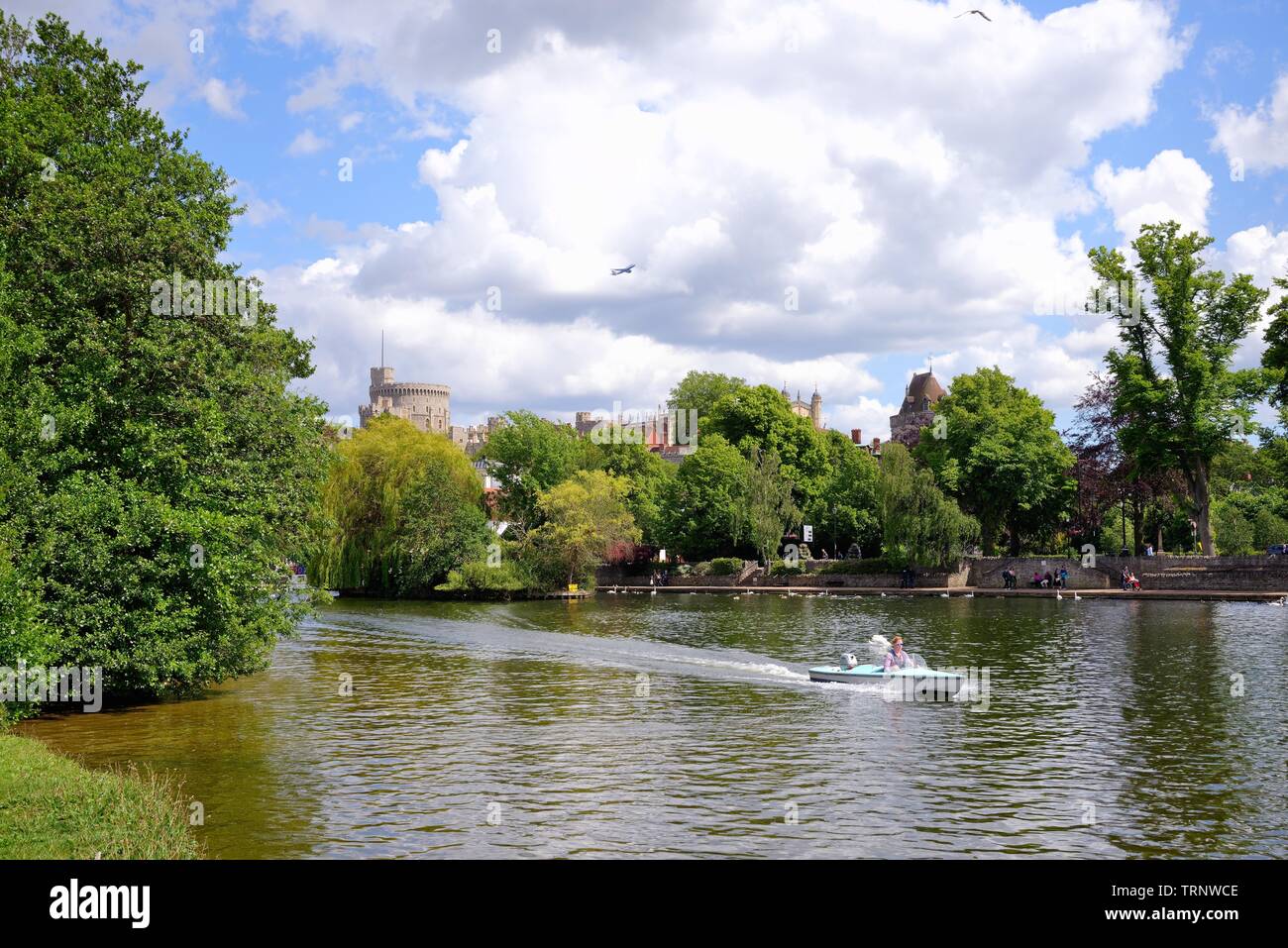 Windsor castle river thames hi-res stock photography and images - Alamy