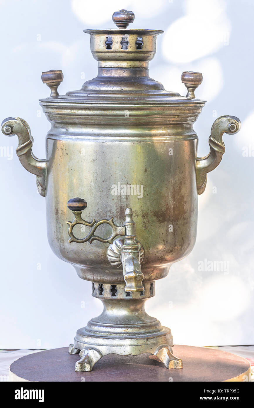 Vintage samovar (russian teamaker Stock Photo - Alamy