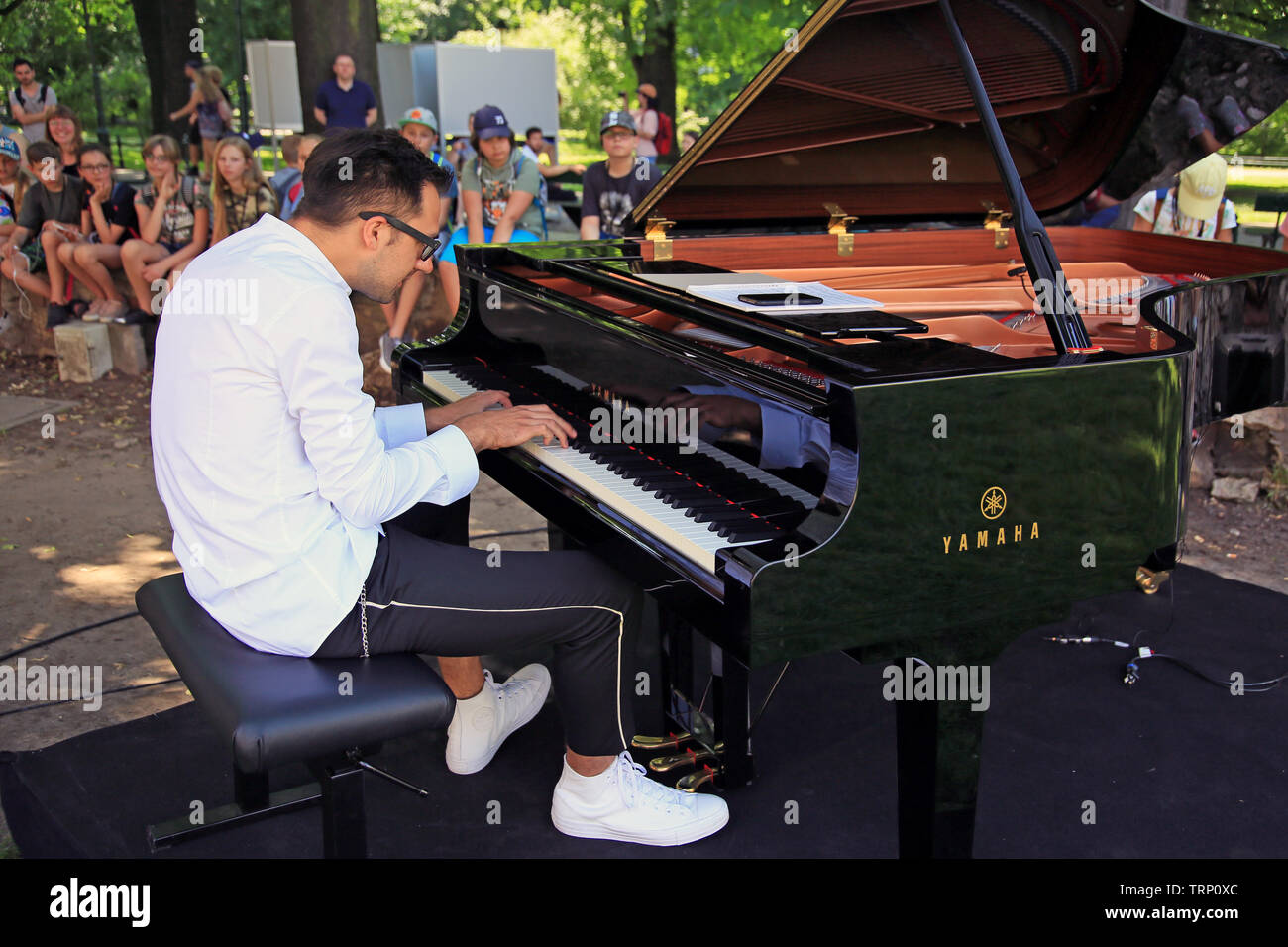 Open air concert piano hi-res stock photography and images - Alamy