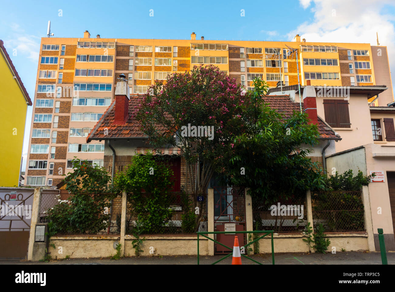 Public housing projects exterior hi-res stock photography and images ...
