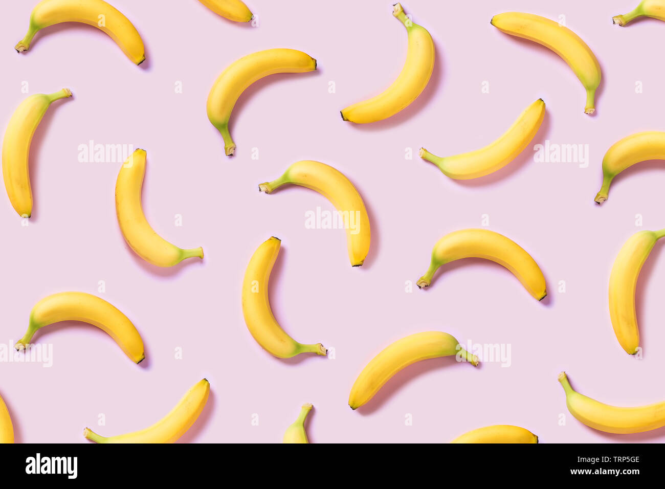 Yellow bananas pattern on pink background Stock Photo - Alamy
