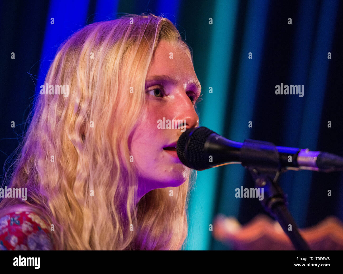 Blonde female singer hi-res stock photography and images - Alamy