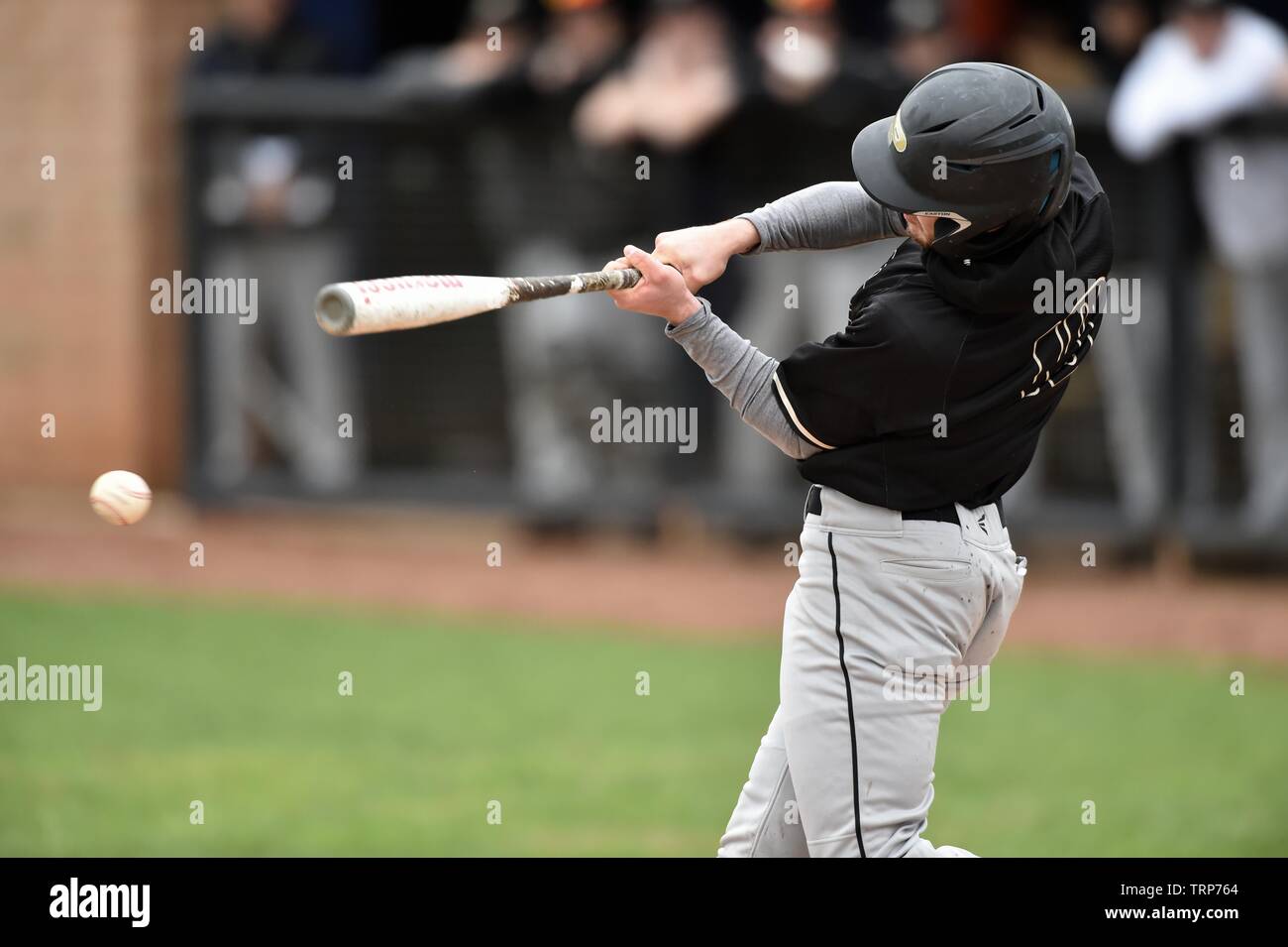 Left handed batter hi-res stock photography and images - Alamy
