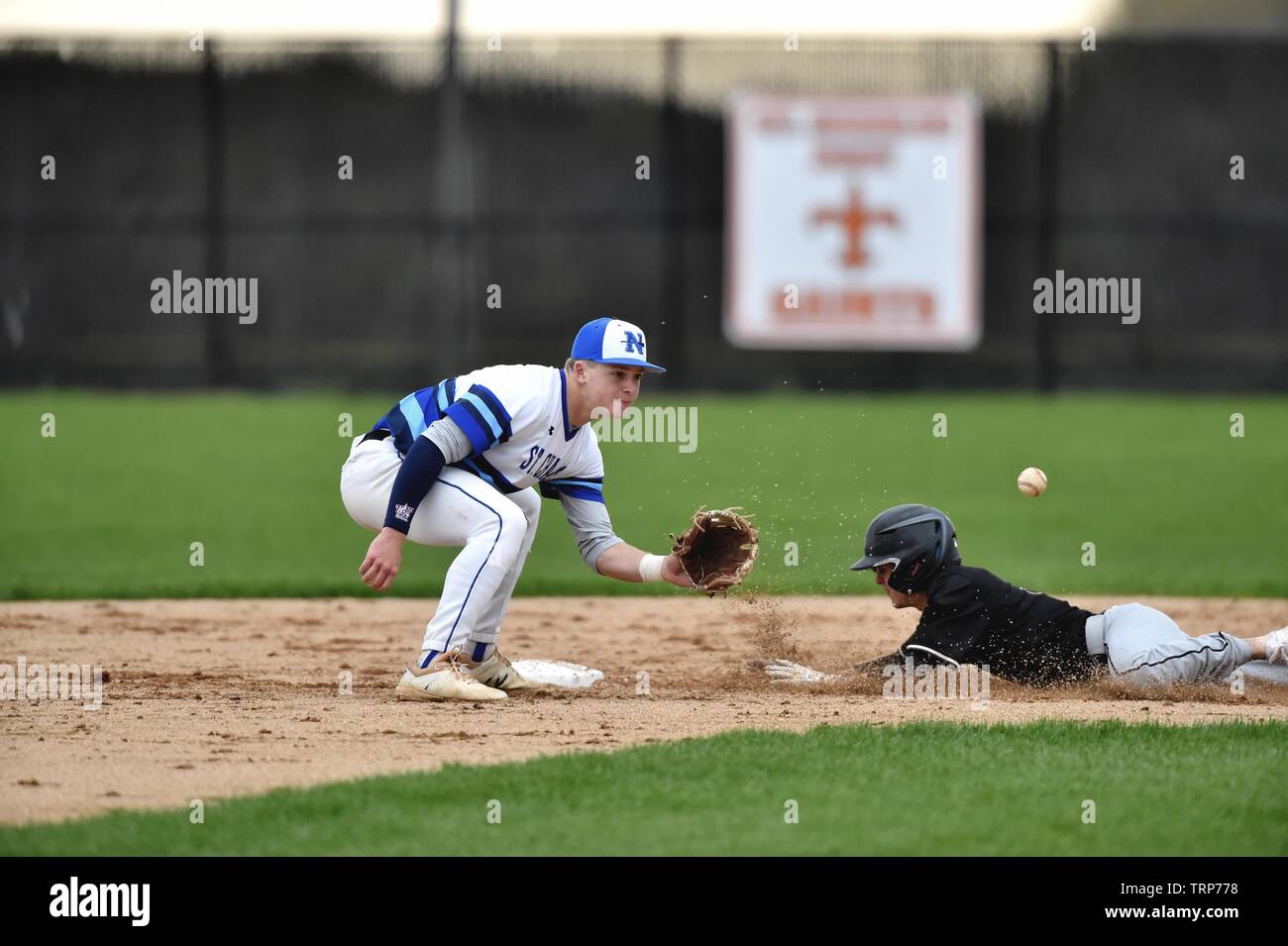 Stealing base baseball hi-res stock photography and images - Alamy