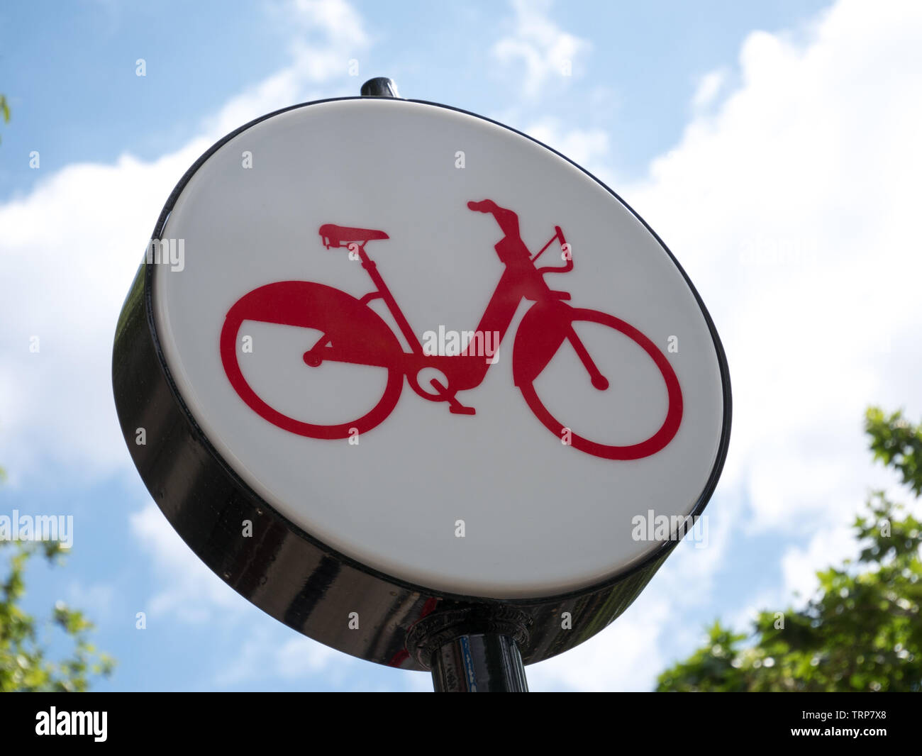 Bicycle sign in a city Stock Photo - Alamy