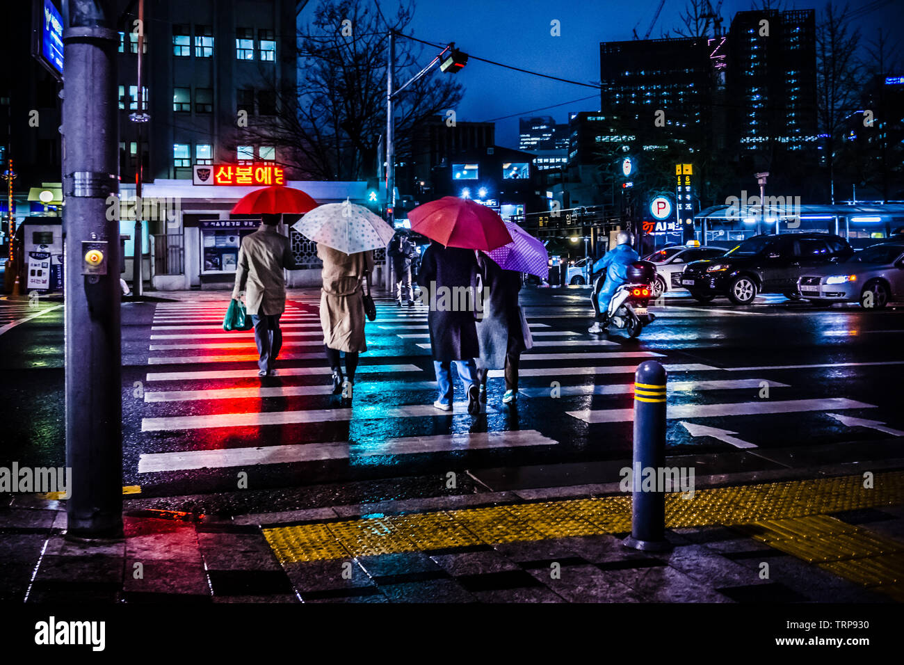 Crossing street on rainy evening hi-res stock photography and images ...