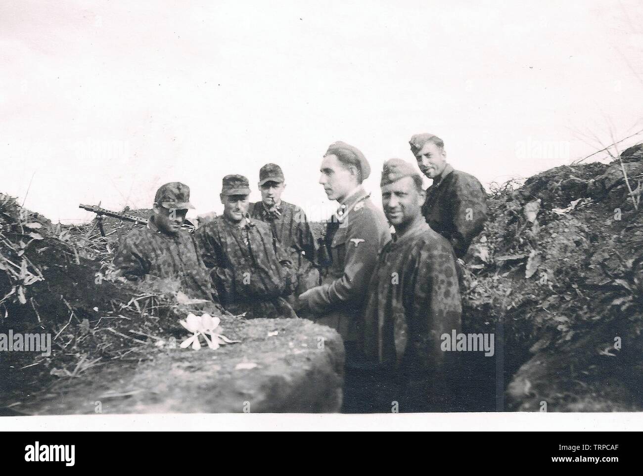 Waffen SS Troops in Camouflage Smocks with MG on the Russian Front 1942 ...