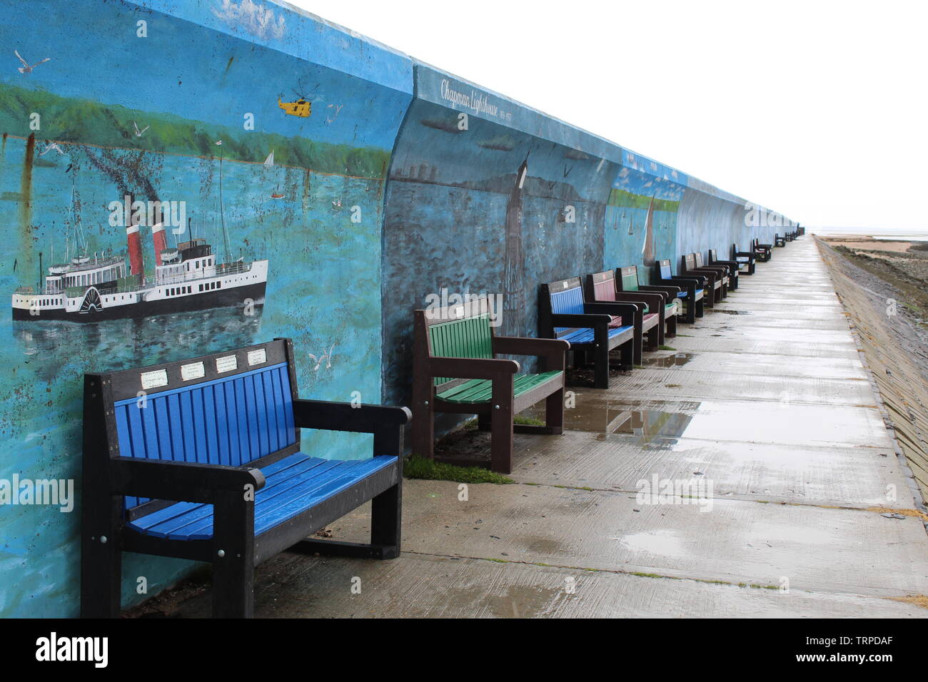Sea wall benches hi-res stock photography and images - Alamy