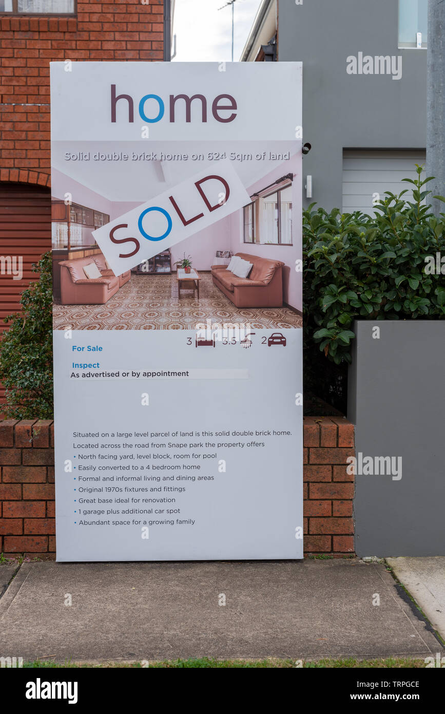 Sold sticker hi-res stock photography and images - Alamy