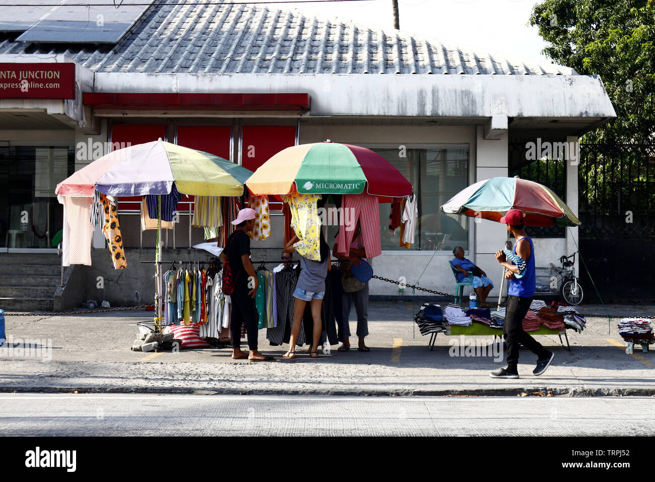 People along manila street philippines hi-res stock photography and ...