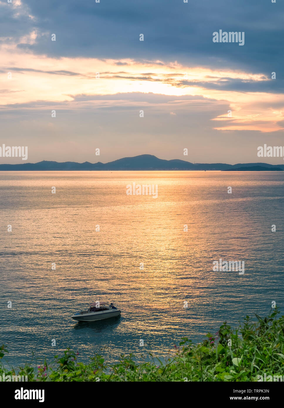 Sea bright sunset boat hi-res stock photography and images - Alamy