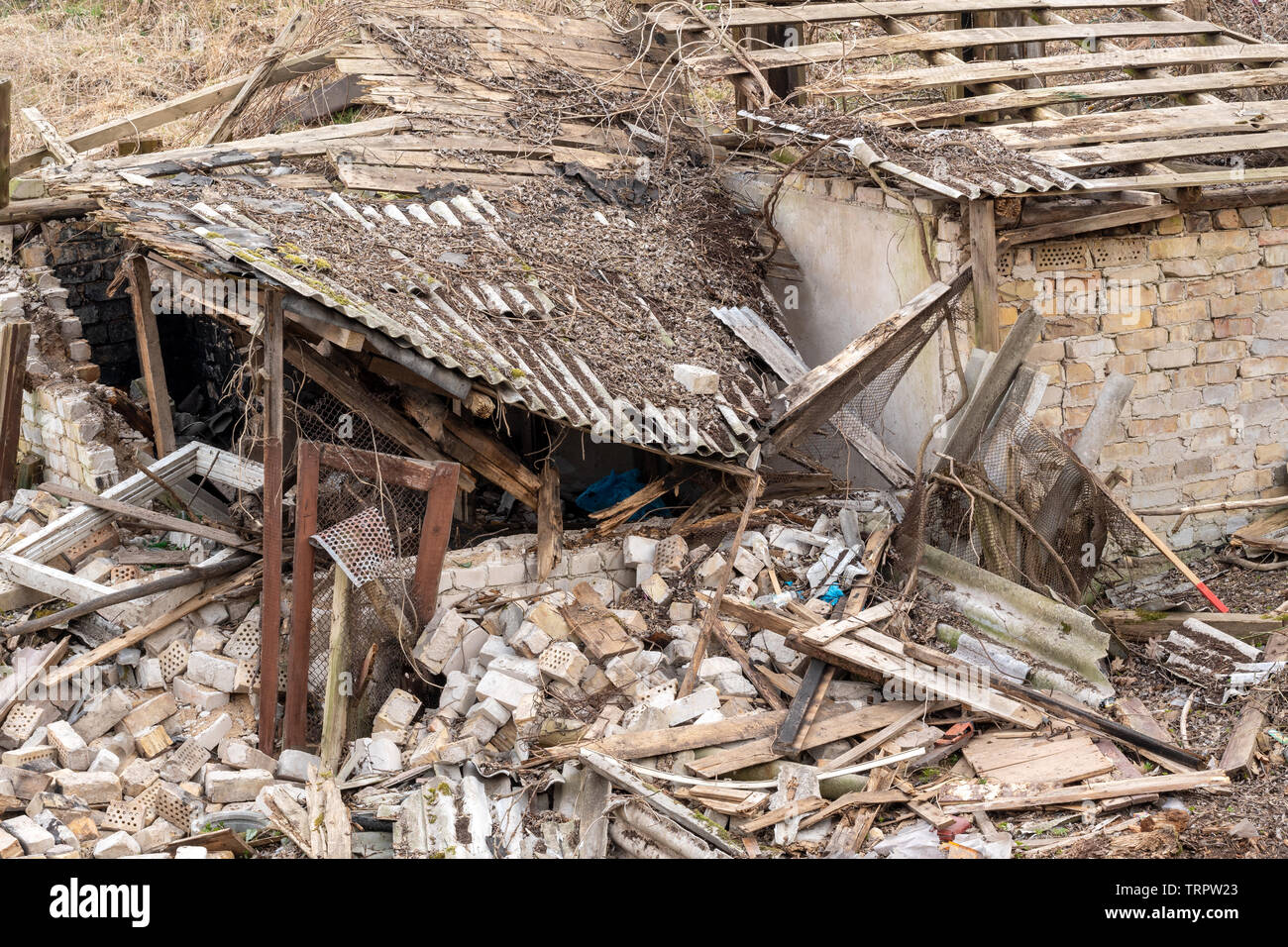 Pile of debris of a destroyed building Stock Photo - Alamy