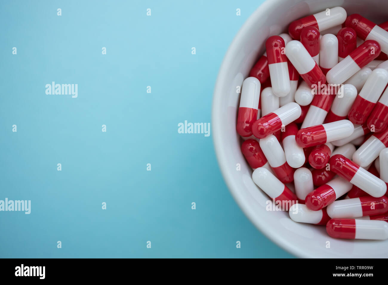 Red blue capsules tablets hi-res stock photography and images - Alamy
