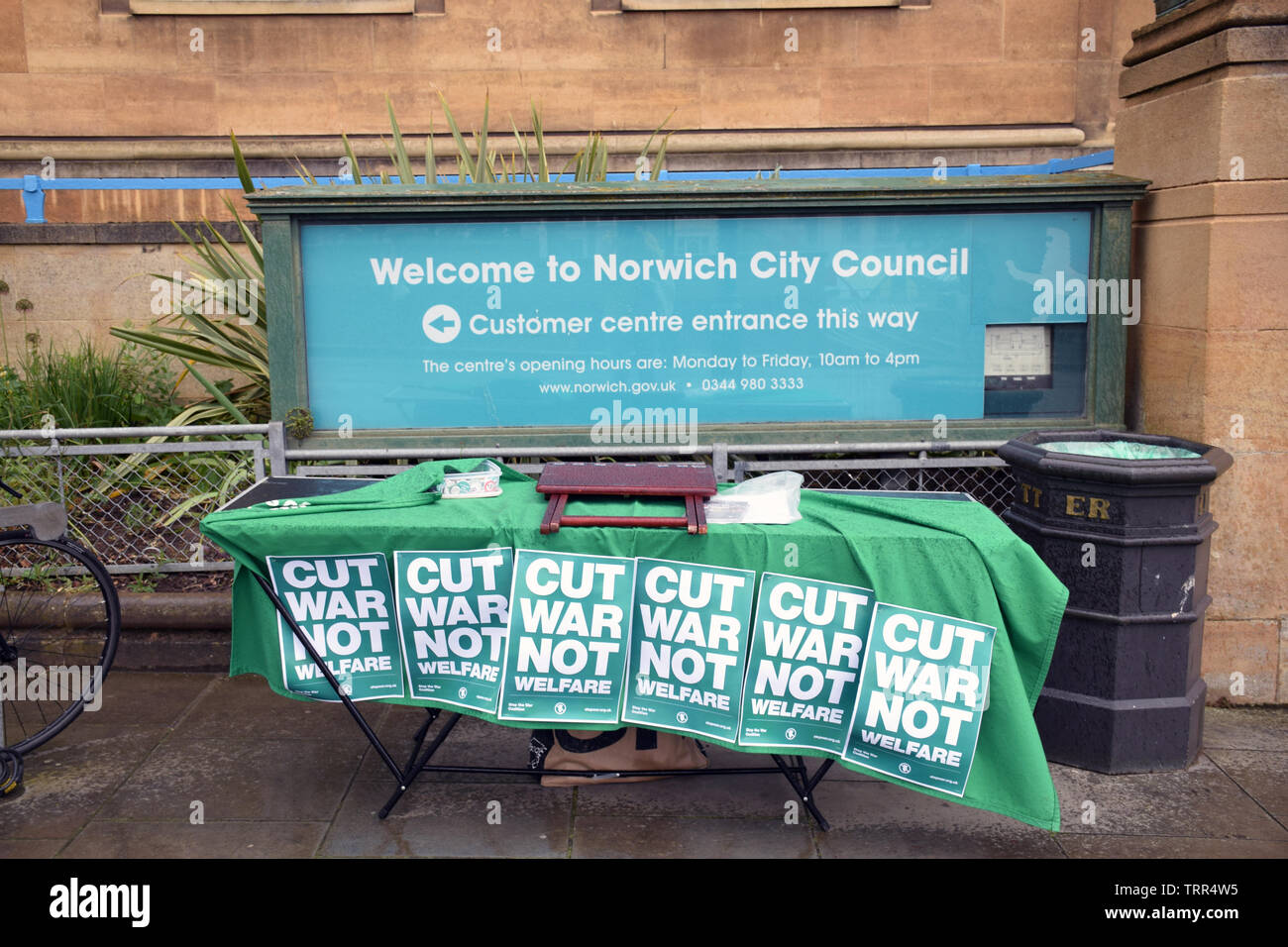 Universal credit benefits hi-res stock photography and images - Alamy