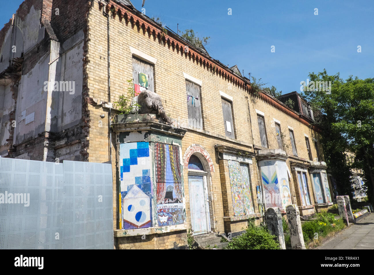 Liverpool toxteth housing estate hi-res stock photography and images ...