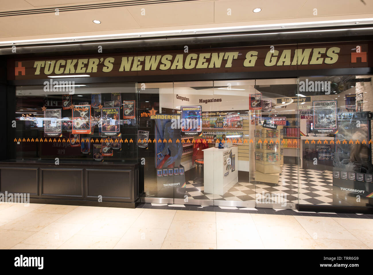 Shop retail shopping newsagents hi-res stock photography and images - Alamy