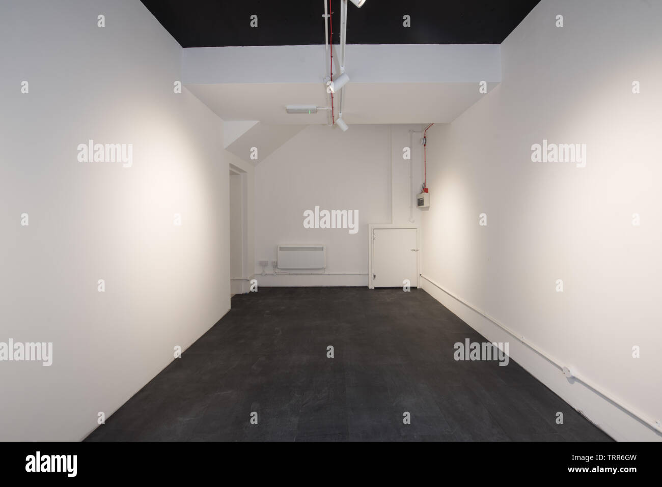 Vacant shop unit Stock Photo - Alamy
