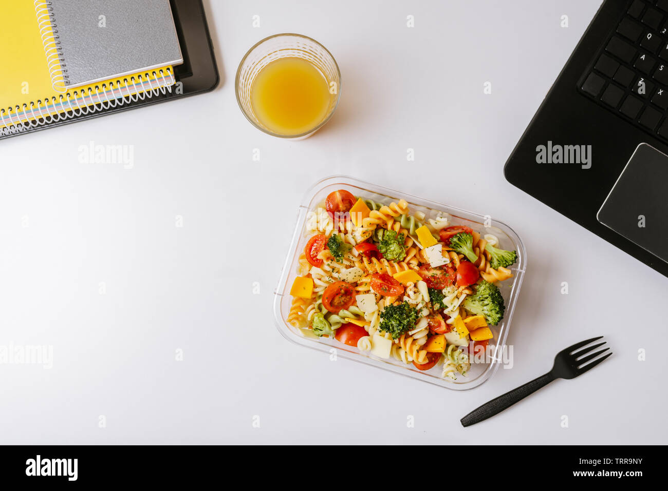 Healthy food in lunch box, on working table with laptop .Ensalada de ...