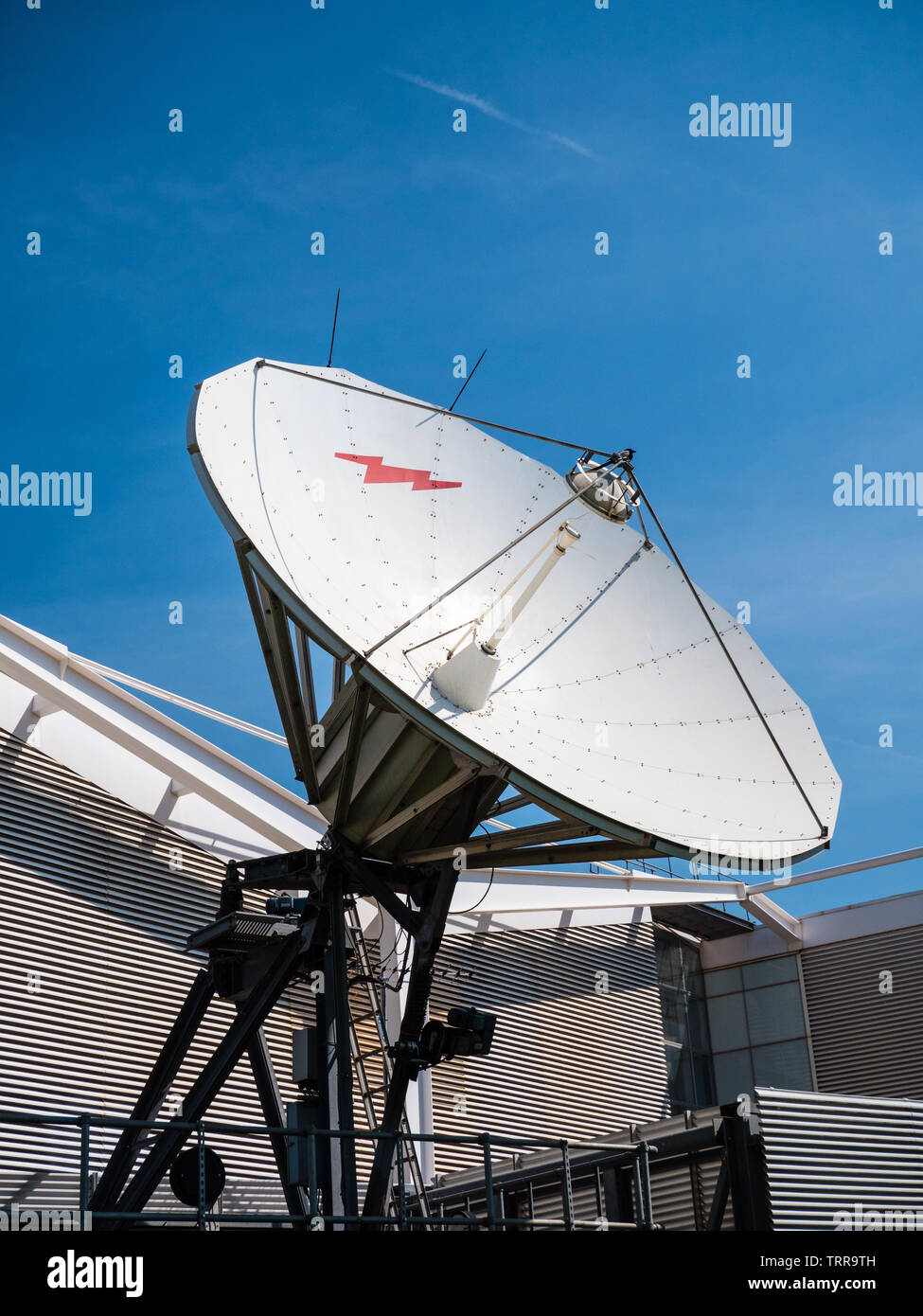 Dish shaped parabolic antenna hi-res stock photography and images - Alamy