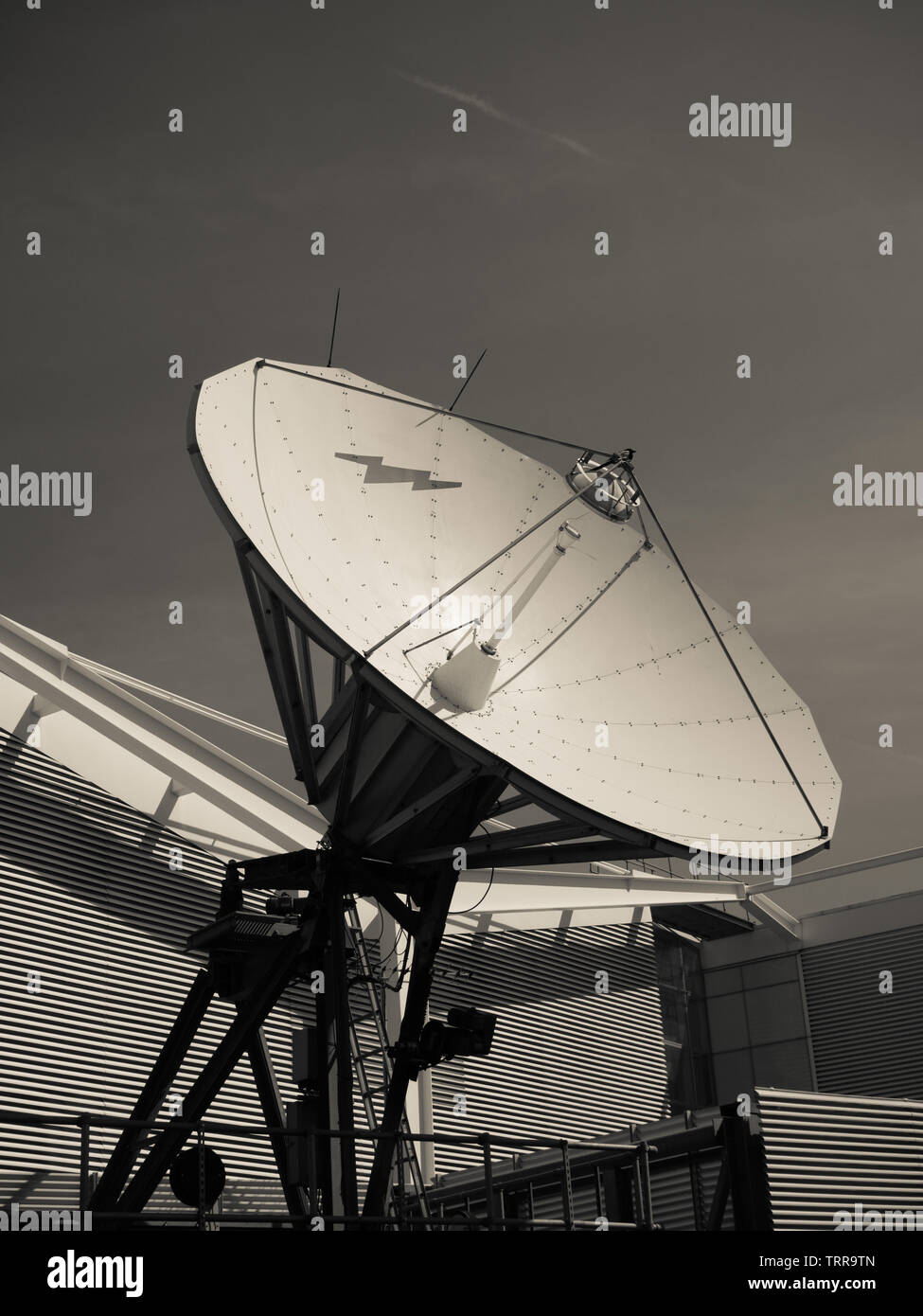Dish shaped parabolic antenna hi-res stock photography and images - Alamy