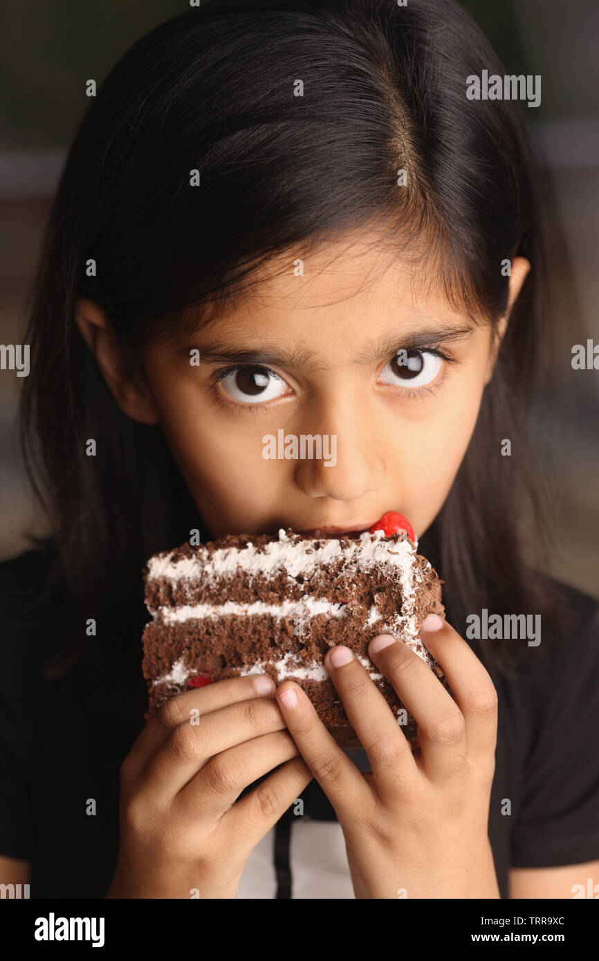 Dessert hand slice hi-res stock photography and images - Alamy