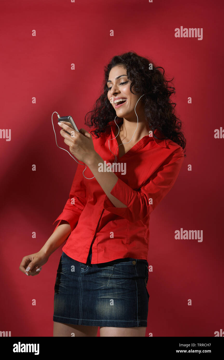 Woman listening to mp3 player Stock Photo - Alamy