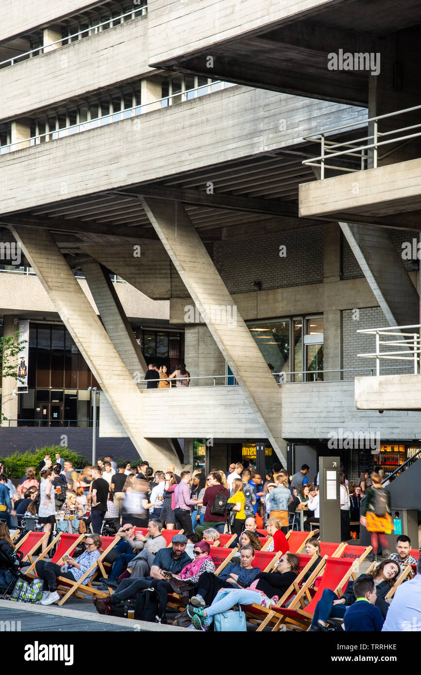 Crowd bar hi-res stock photography and images - Alamy
