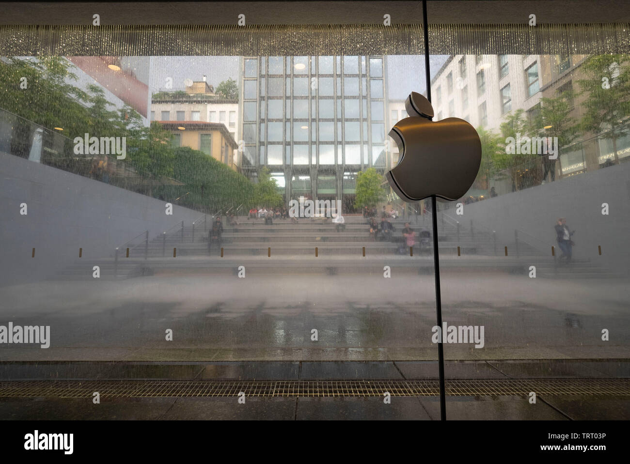 Apple store milan architecture hi-res stock photography and images - Alamy