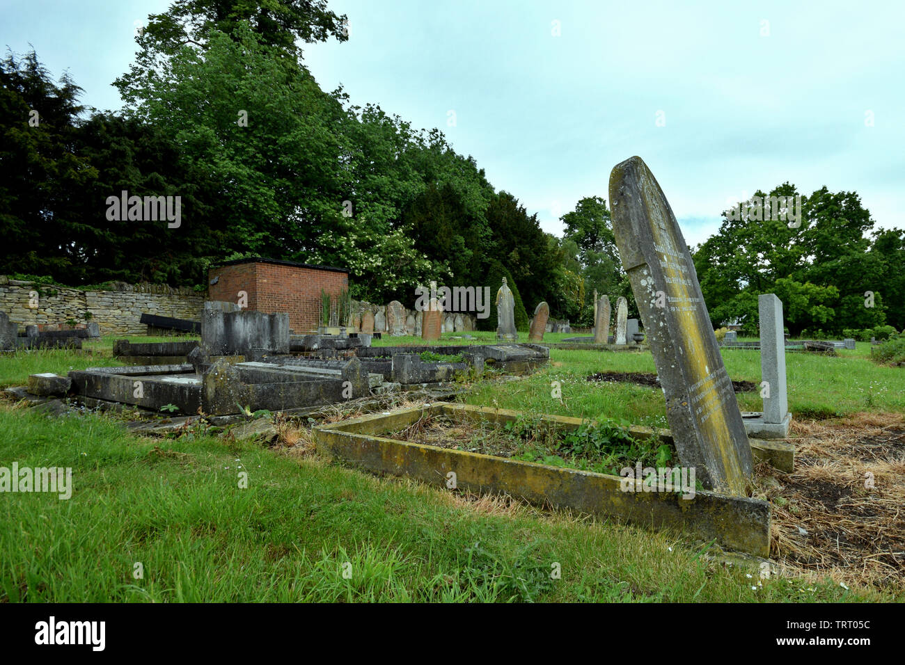 Victorian graves tombs hi-res stock photography and images - Alamy