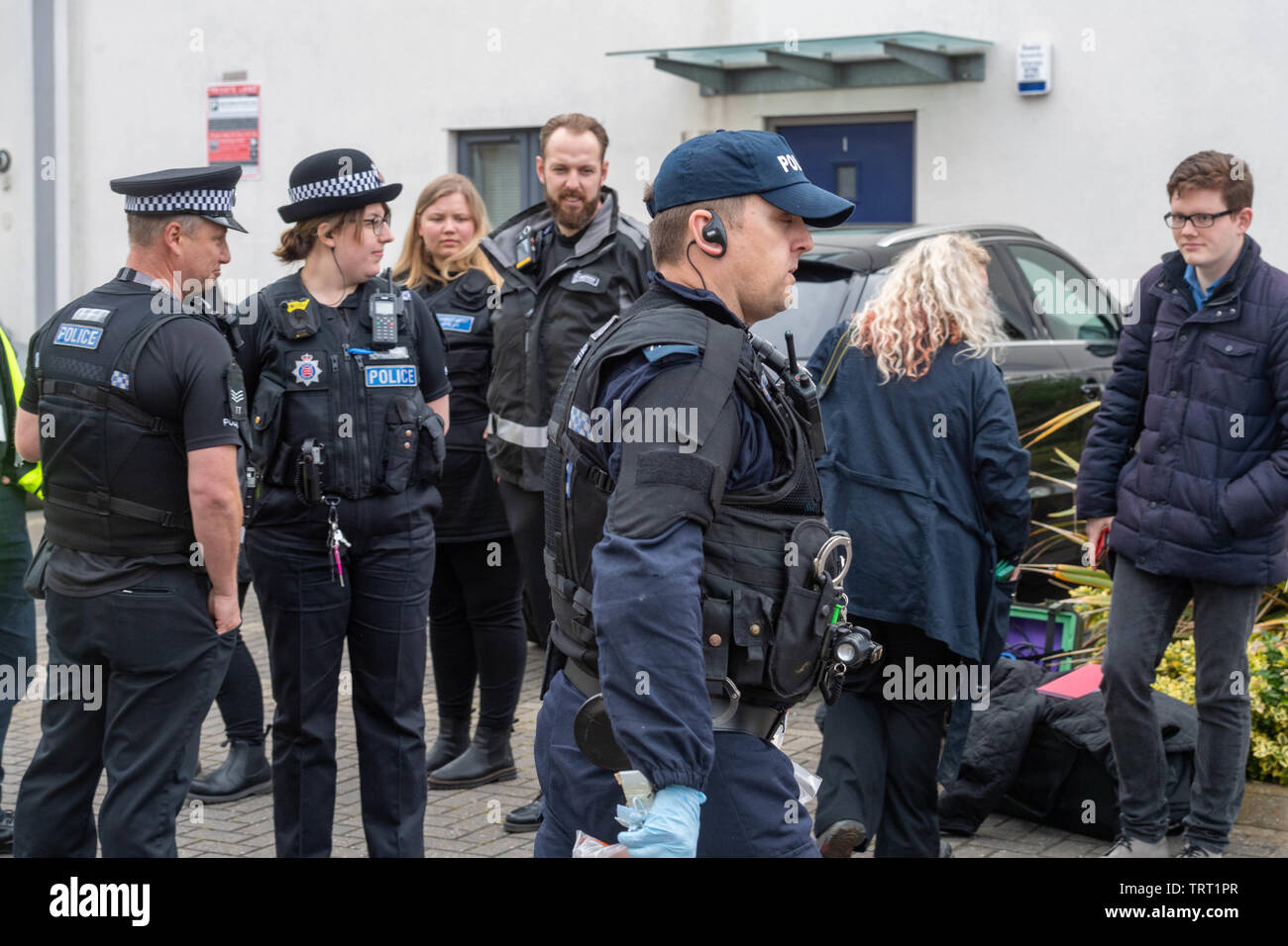 Police drug raid hi-res stock photography and images - Alamy