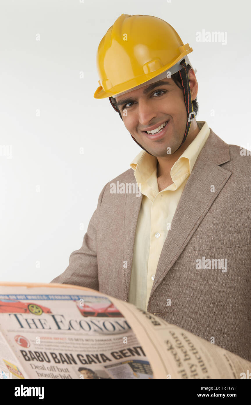 Male construction worker reading a newspaper Stock Photo - Alamy