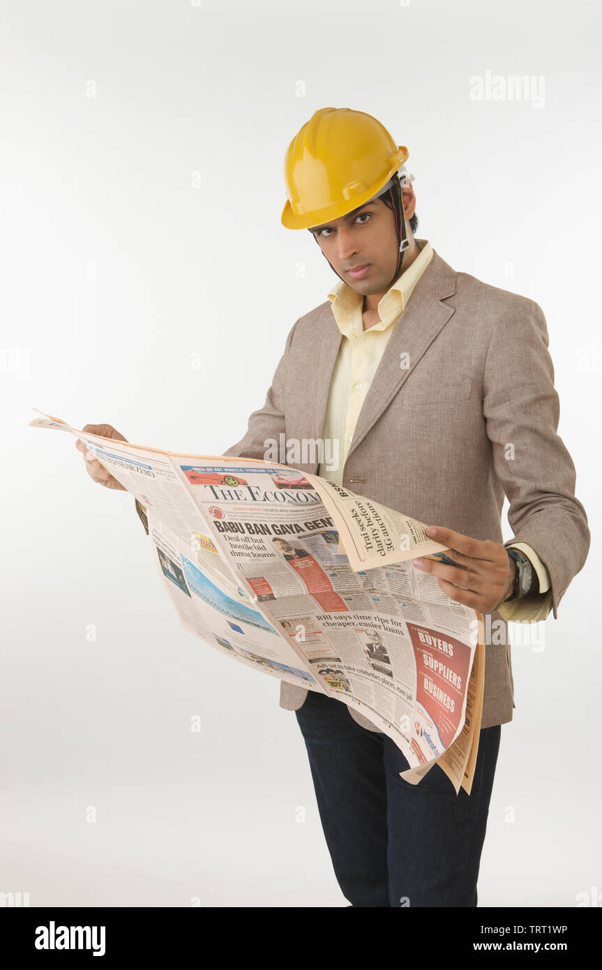 Male construction worker reading a newspaper Stock Photo - Alamy