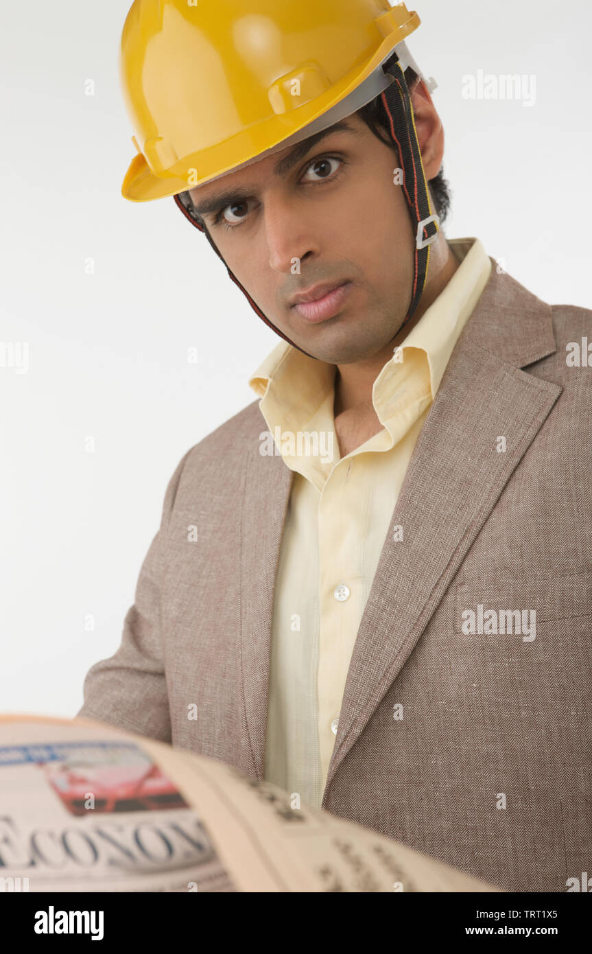 Male construction worker reading a newspaper Stock Photo - Alamy
