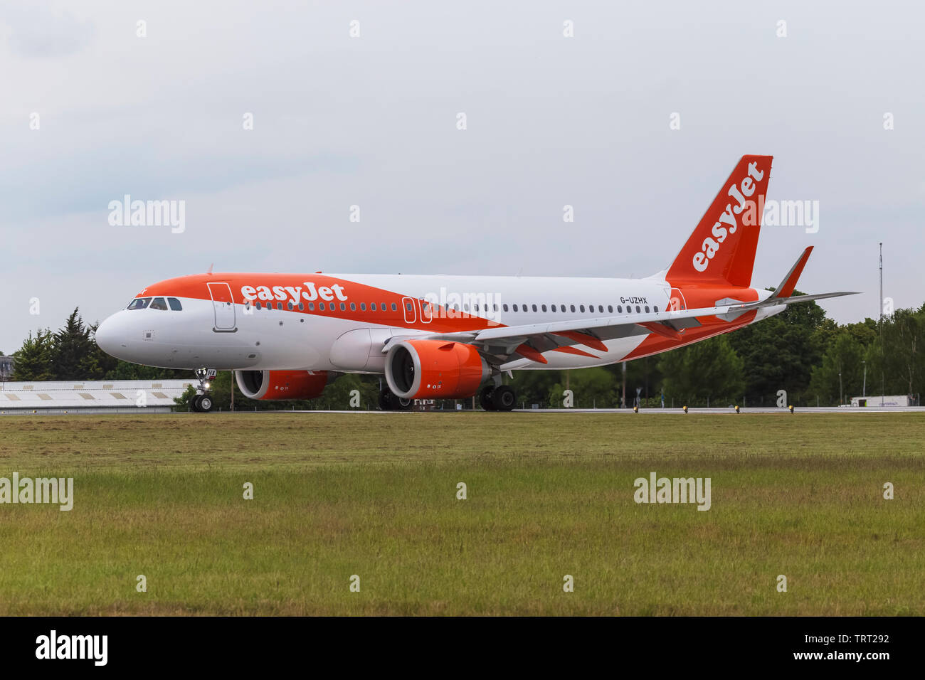 Easyjet airbus a320neo hi-res stock photography and images - Alamy