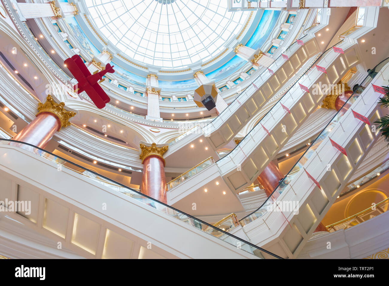 Shopping mall floor hi-res stock photography and images - Alamy