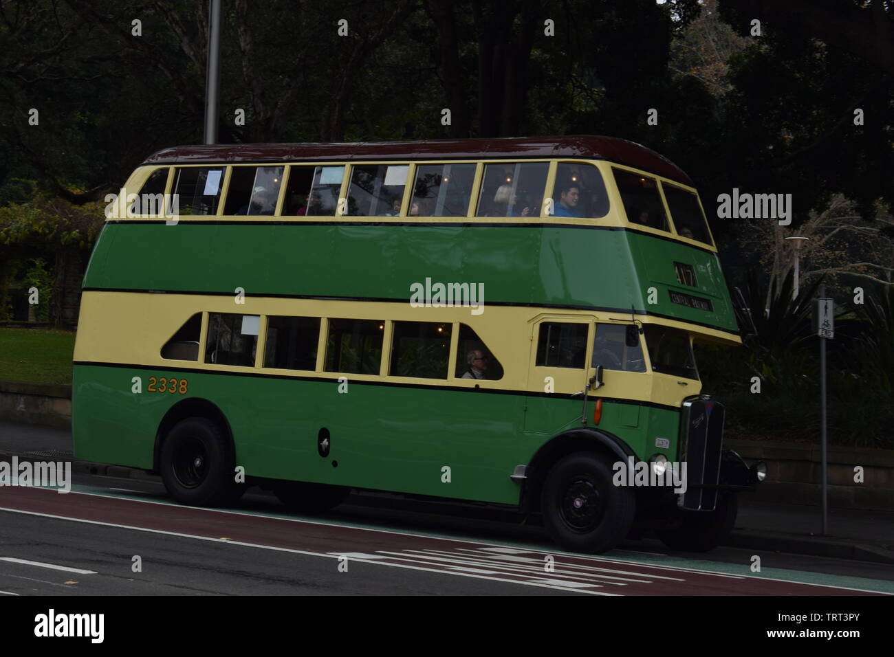Vintage green double decker bus hi-res stock photography and images - Alamy