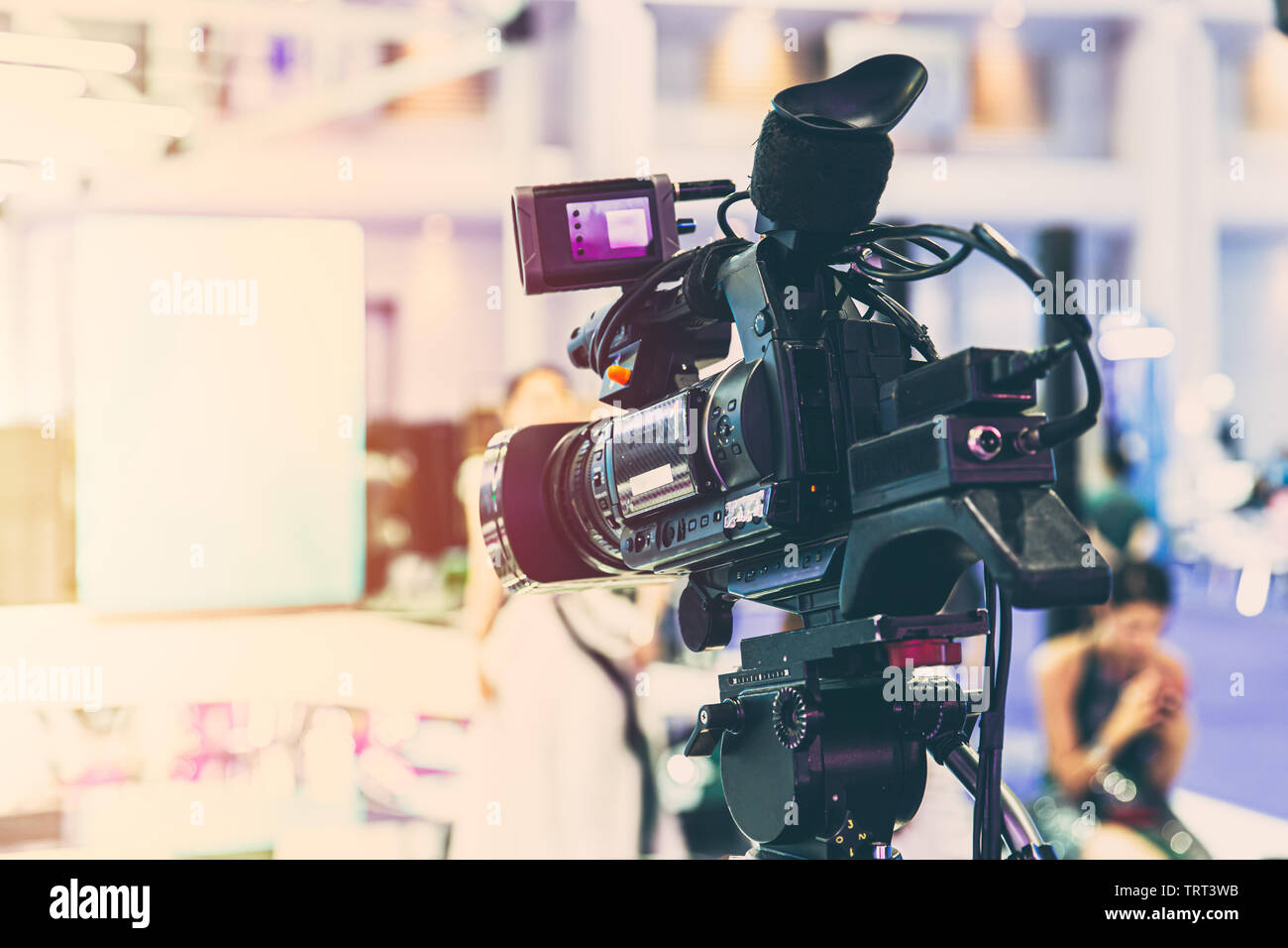 News reporter camera hi-res stock photography and images - Alamy