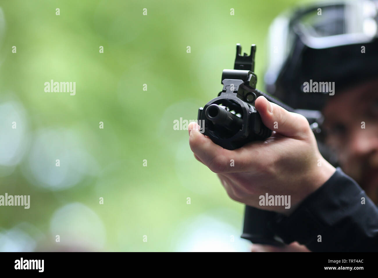 Special forces soldier aiming a tactical rifle Stock Photo - Alamy