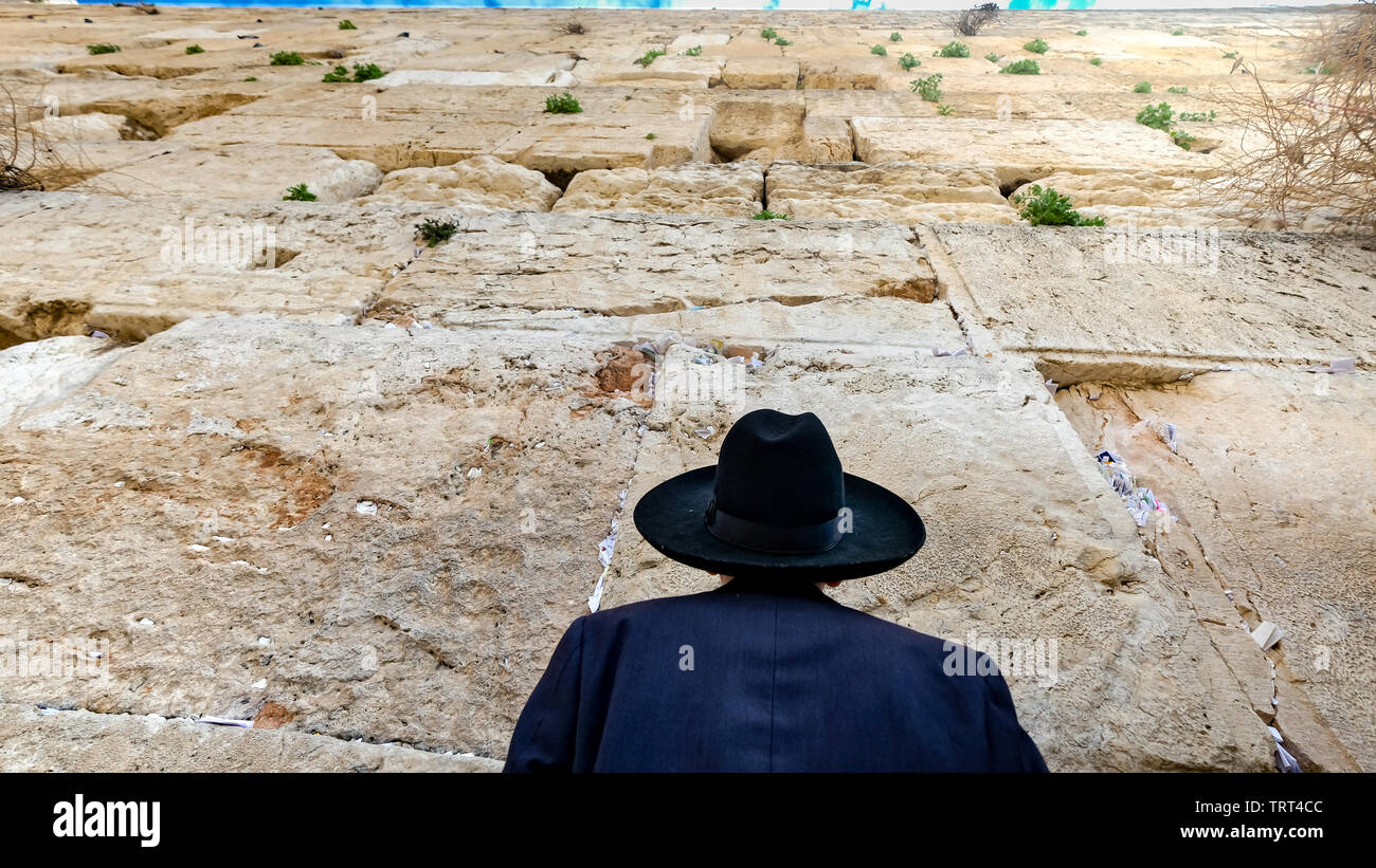Boy facing wall hi-res stock photography and images - Alamy