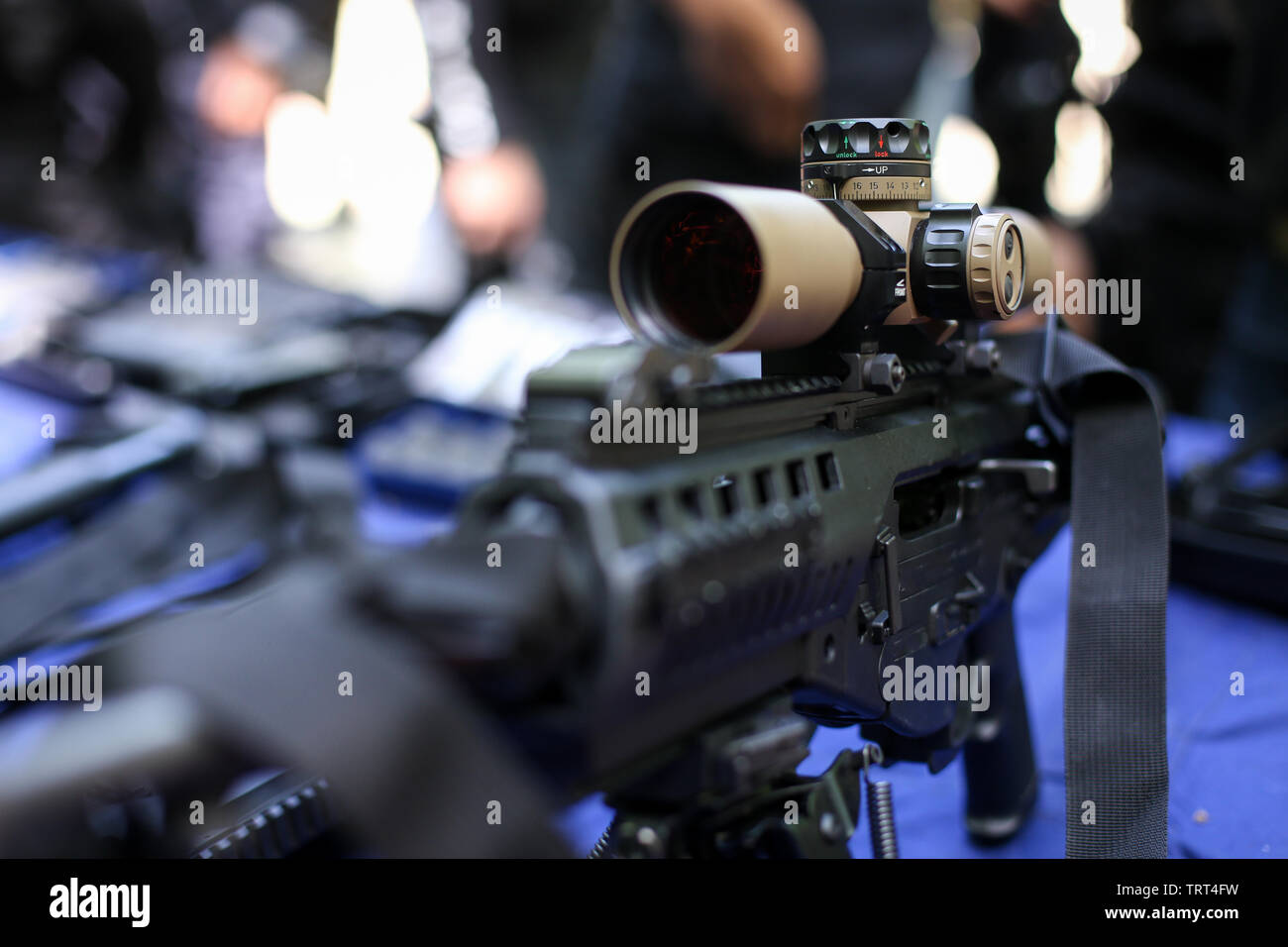 Rifle scope crosshairs hi-res stock photography and images - Alamy