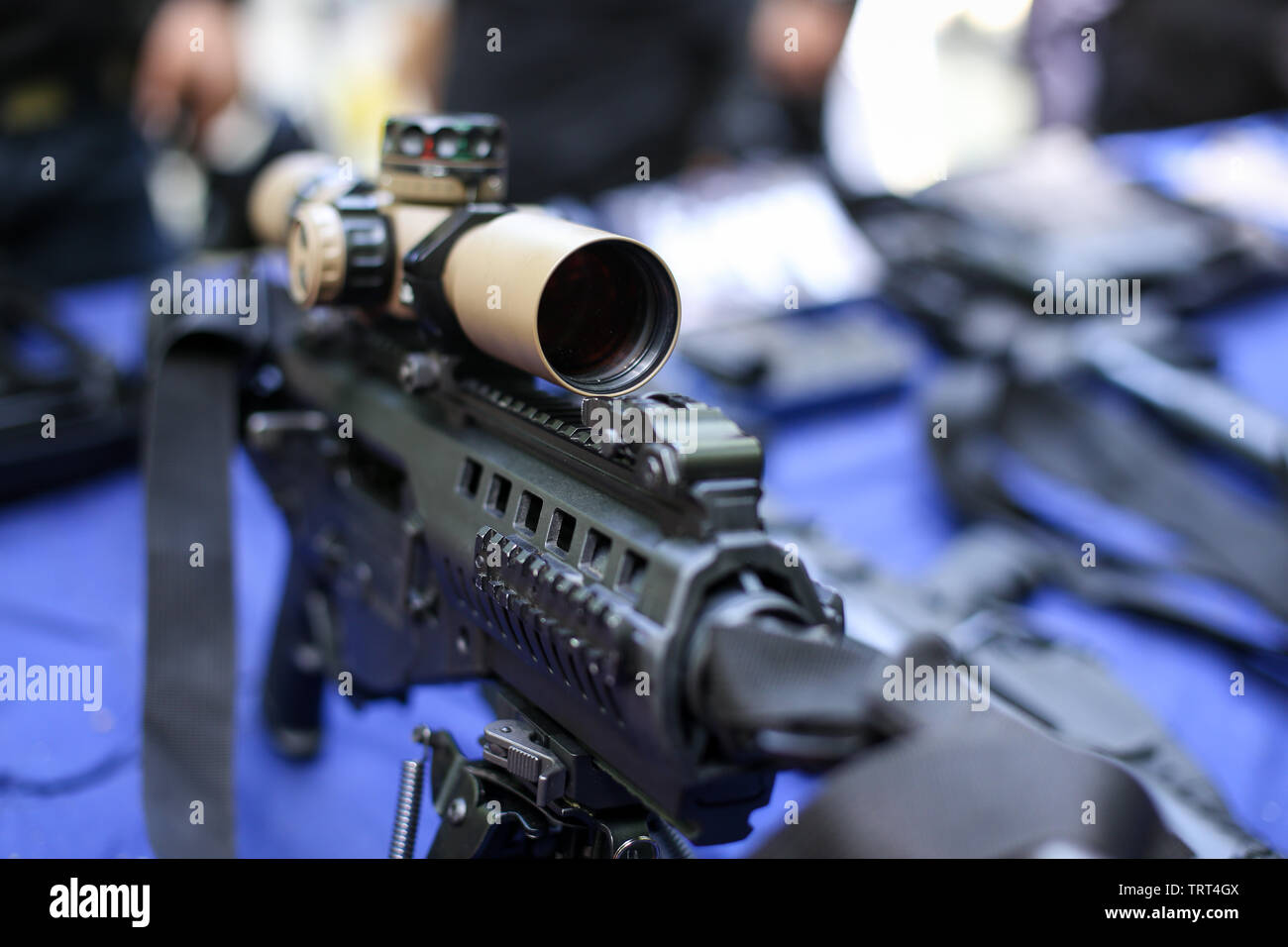 Hunter aiming rifle scope hi-res stock photography and images - Alamy
